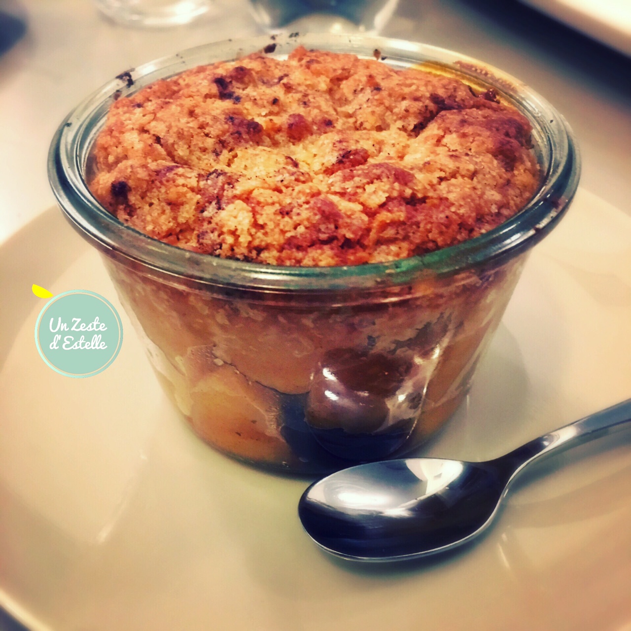 Crumble aux pommes et pruneaux pour Martha - Un Zeste d'Estelle