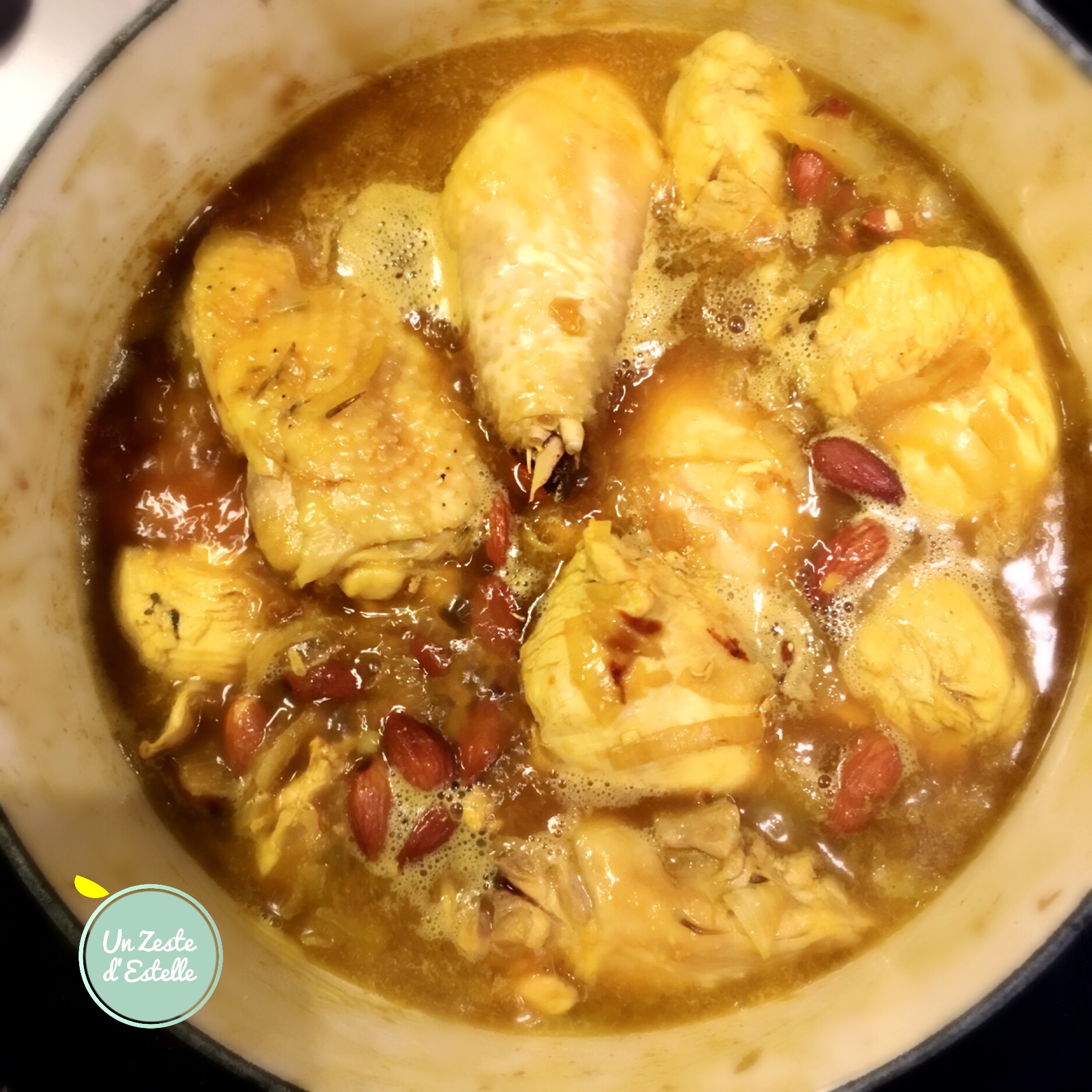 Tagine de poulet aux amandes et oignons - Un Zeste d'Estelle