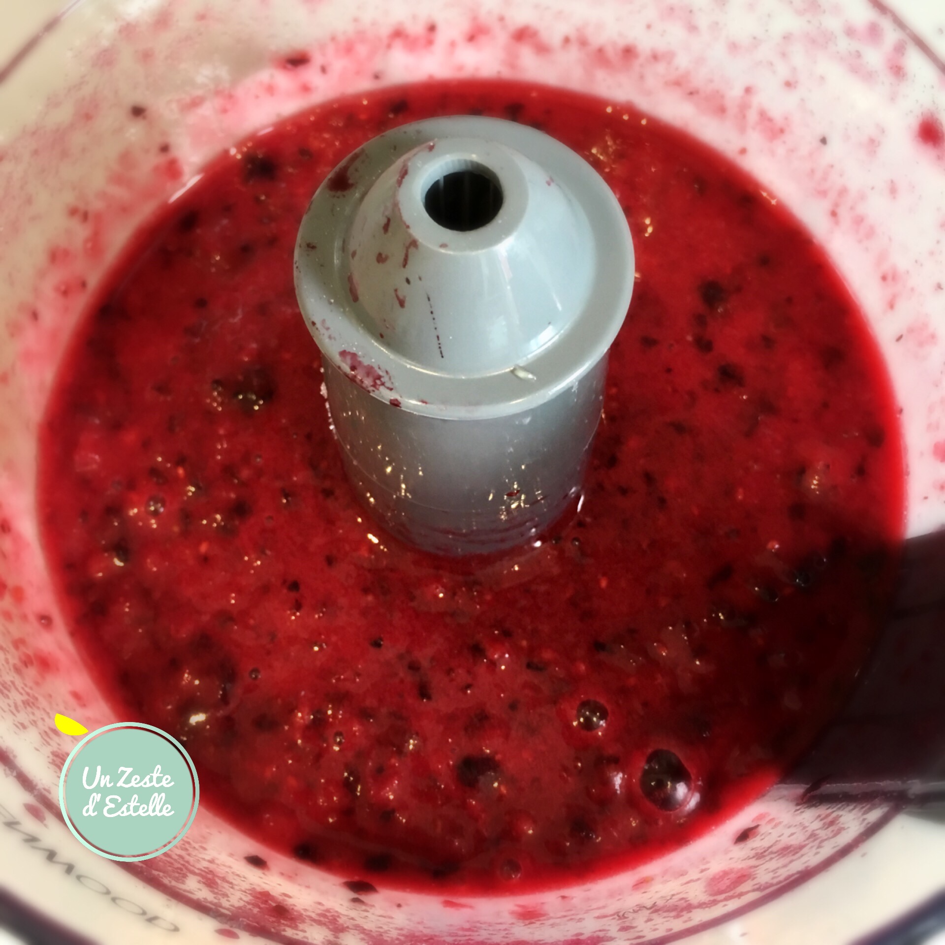 Bûche légère aux fruits rouges, comme une charlotte - Un Zeste d'Estelle