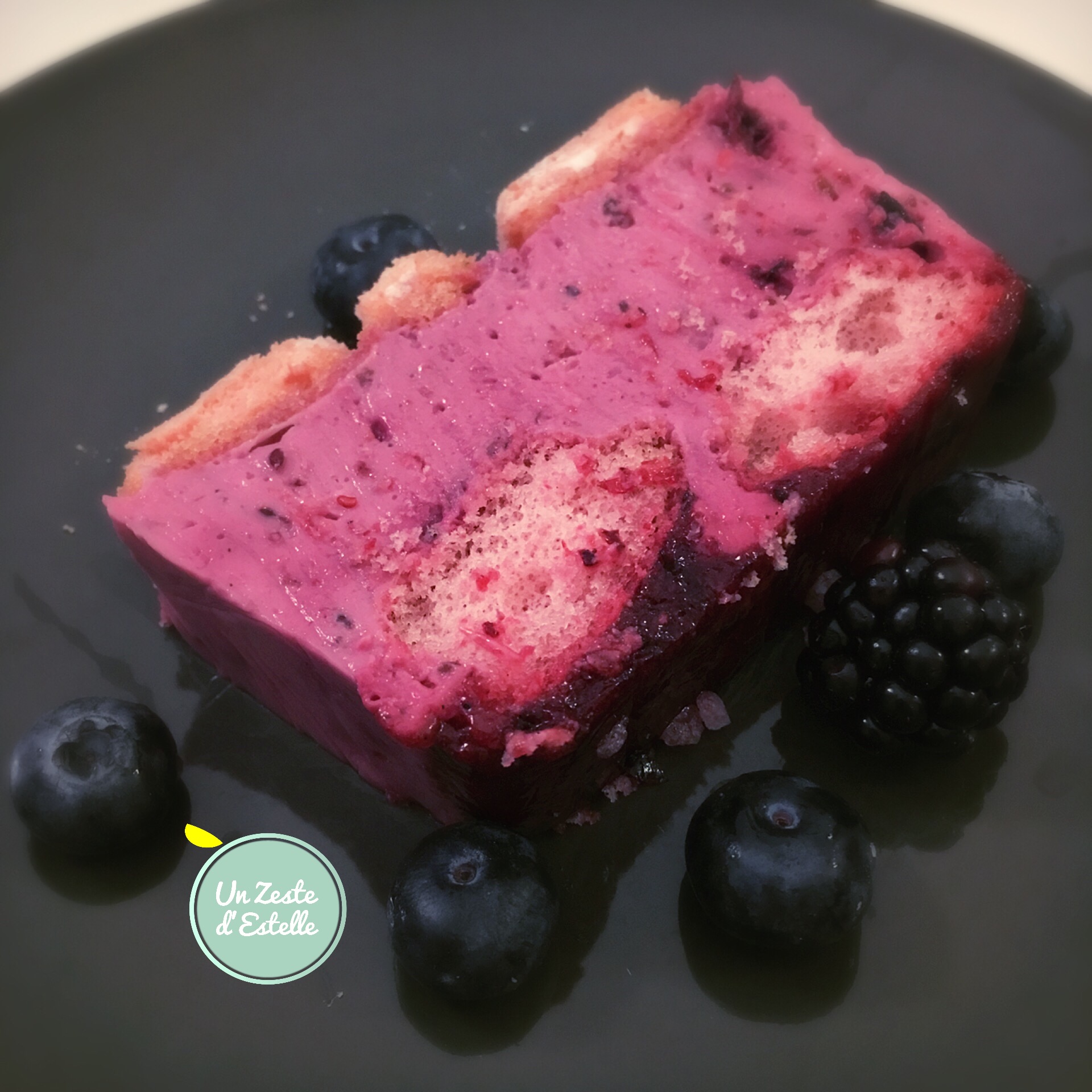 Bûche légère aux fruits rouges, comme une charlotte - Un Zeste d'Estelle