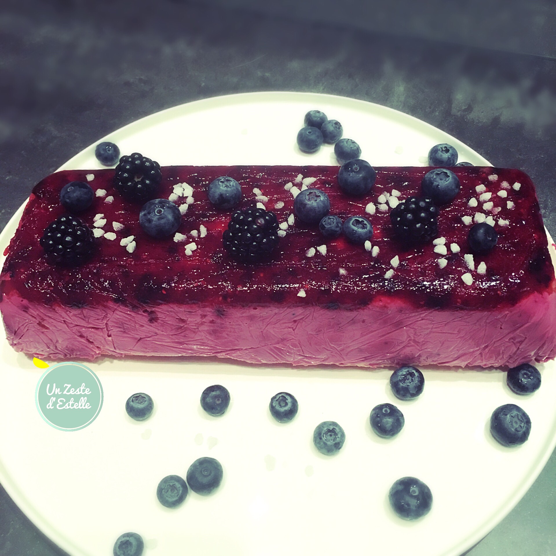 Bûche légère aux fruits rouges, comme une charlotte - Un Zeste d'Estelle