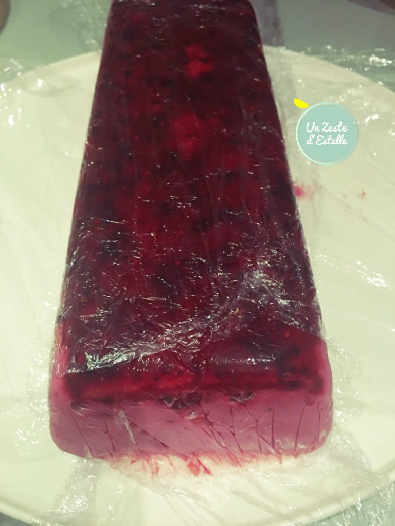 Bûche légère aux fruits rouges, comme une charlotte - Un Zeste d'Estelle