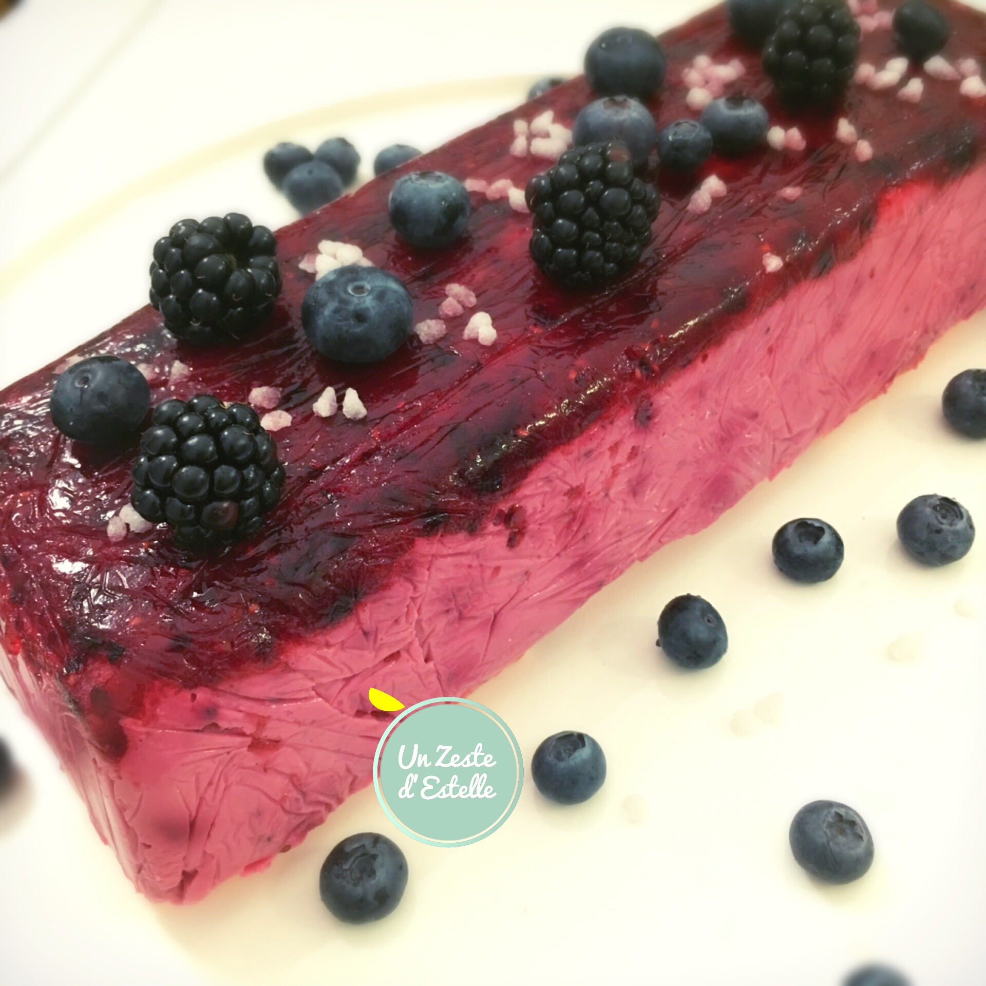 Bûche légère aux fruits rouges, comme une charlotte - Un Zeste d'Estelle