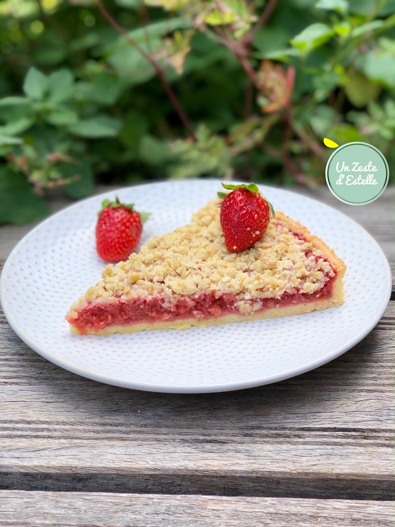 Tarte crumble fraises rhubarbe - Un Zeste d'Estelle